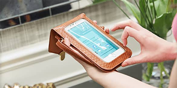 The Touch Screen Purse and Crossbody Travelers Need | JohnnyJet.com